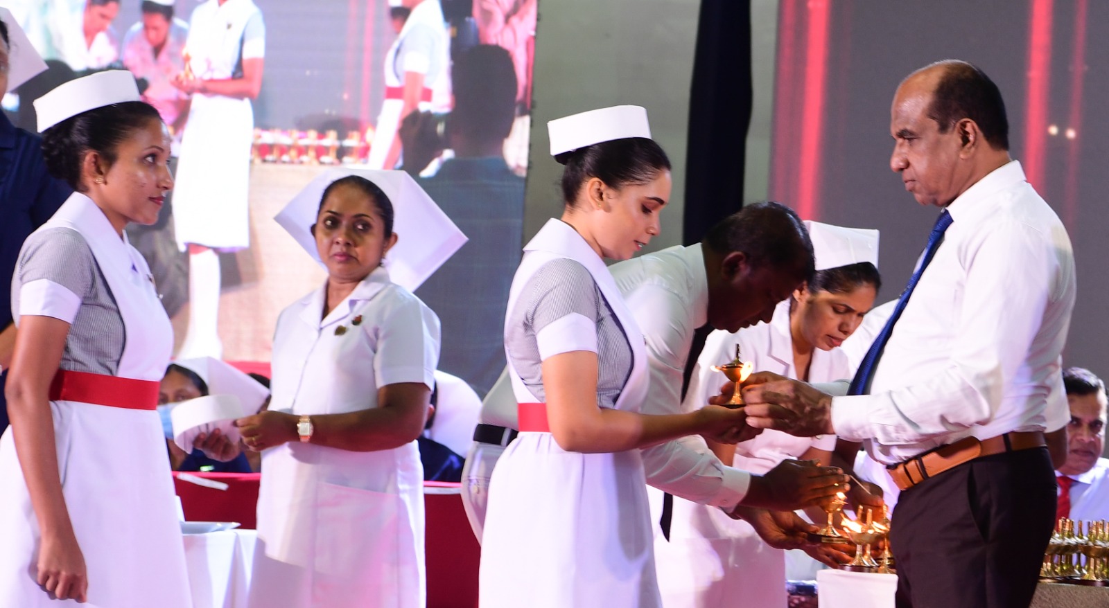 කොළඹ හෙද විදුහලේ හෙද සිසු සිසුවියන් 367 ක් සේවයට කැපවෙයි | Suwaya Magazine